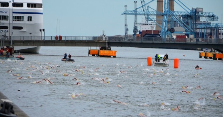 Photos: Over 300 people battle it out in Liffey Swim · TheJournal.ie