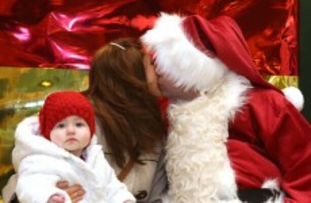 Mommy's Kissing Santa Claus Picture of the Day · TheJournal.ie