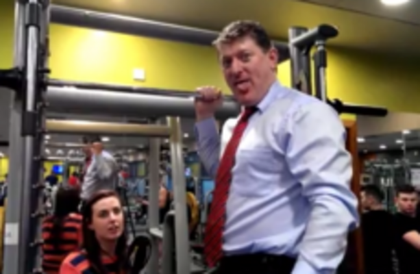 Shane Curran accepts Ming Flanagan's challenge, does pull-ups in his ...