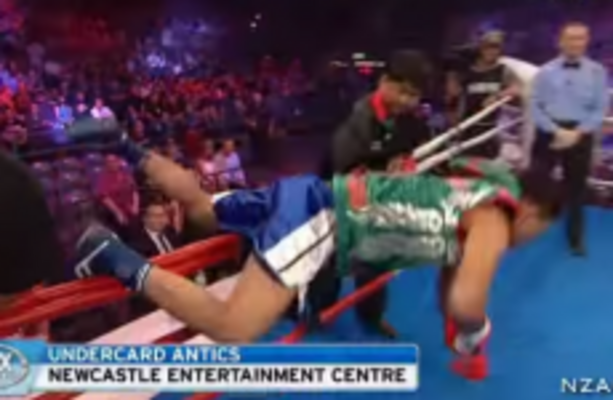 Boxer 'Bigshotcamp' falls over ropes on ring entrance, gets knocked out ...