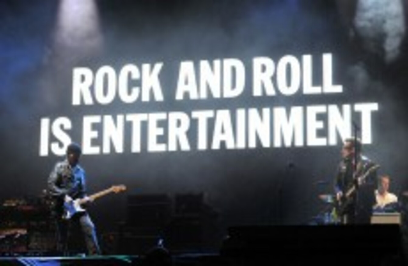 Glasto gallery: Bono leads huge singalong as protesters scuffle with ...