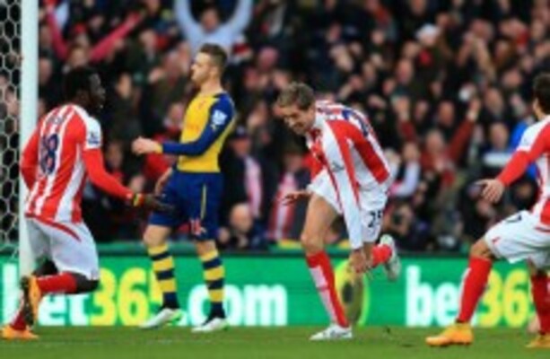 Shocking Arsenal defending allows Crouch to score after 19 seconds