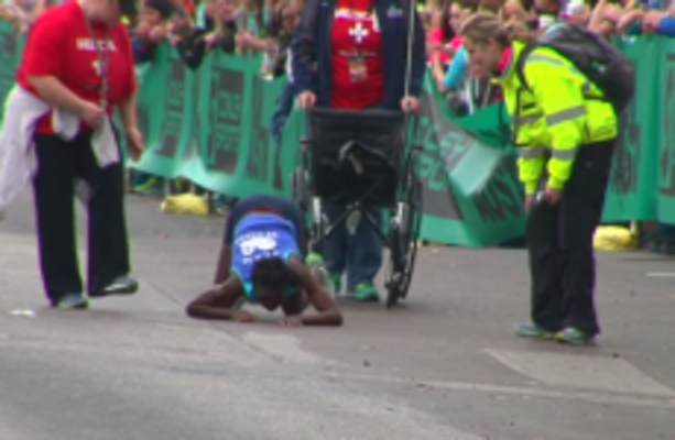 Watch this heroic woman crawling to the finish line of a marathon (and ...