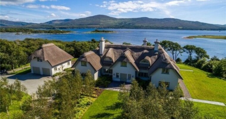 This thatched mansion in Kerry might remind you of something...
