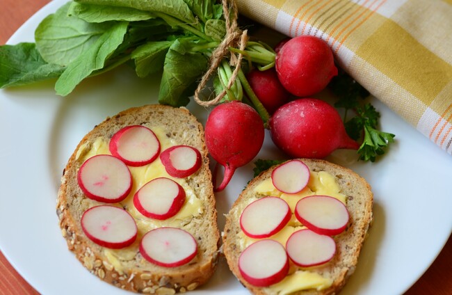 Raw radishes with a bit of butter and some seasoning - now that’s fast ...