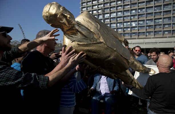 Israelis have toppled a huge golden statue of Benjamin Netanyahu in Tel ...
