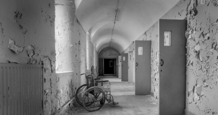 'It felt very oppressive': Eerie photos show abandoned asylum in west ...