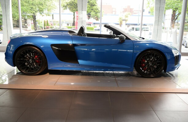 The Audi R8 Spyder is a drop-top supercar that'll make the neighbours ...