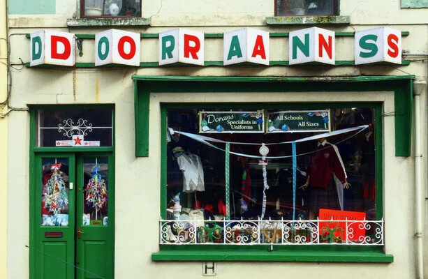 11 striking photos of beautiful old-style shopfronts around Ireland
