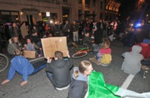 In pictures: Occupy protesters descend on Pearse Street Garda station