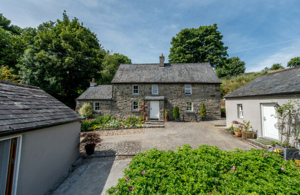 4 of a kind: Spacious farmhouses with tonnes of rural charm