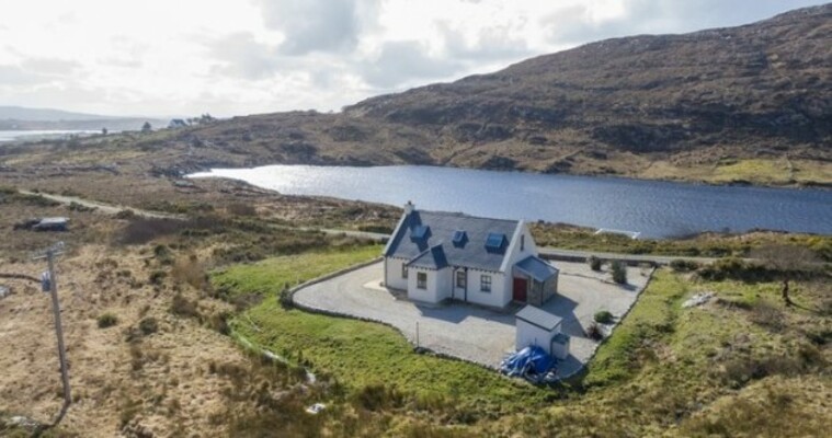 Picture perfect: Live a life of tranquillity at this lakeside cottage ...