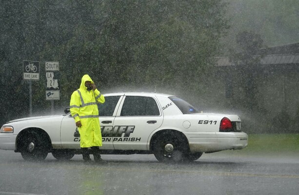 'Extremely dangerous' Hurricane Laura reaches Louisiana with wind ...