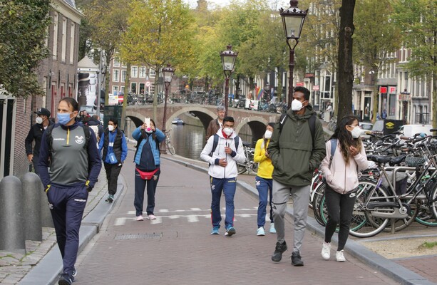 Dutch prime minister orders bars and restaurants to close in new ...