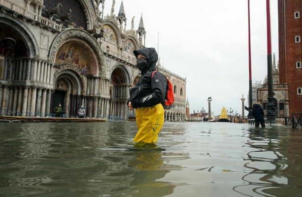 Venice square under water as complex dam system fails to activate
