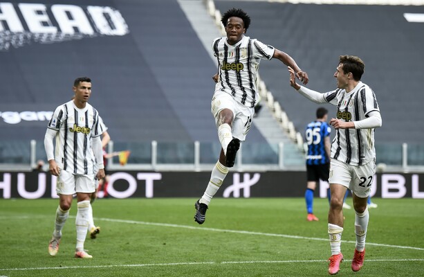 Ten-man Juve beat champions Inter to keep top-four hopes alive · The 42