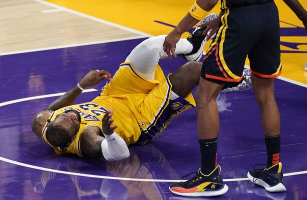 LeBron overcomes blurred vision in one eye to hit three-pointer in ...