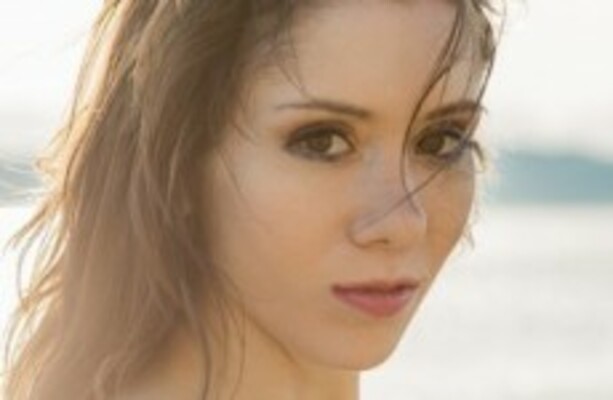 The power of love... and first dates: actress lets audience decide her ...