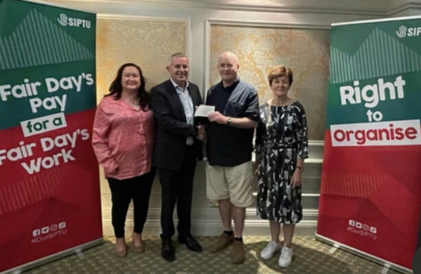 Siptu presents Mick Lynch with €20,000 donation in 'solidarity' with ...