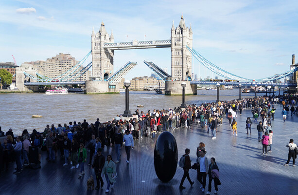 World leaders travel to London as queuers face 14-hour wait to see ...