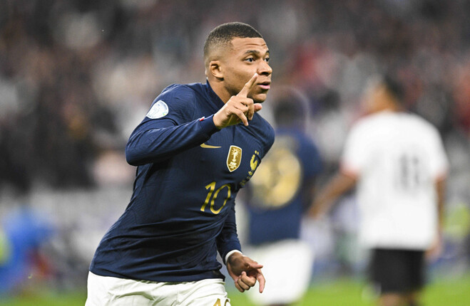 Mbappe stars as France shrug off troubles, Netherlands and Croatia also win