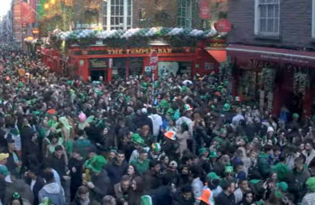 Watch: Temple Bar is now heaving as St Patrick's Day becomes night