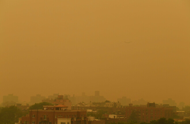 Smog from Canada wildfires blankets New York as air quality alerts ...