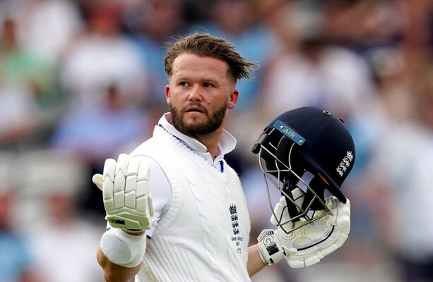 Late reprieve for Ben Duckett keeps England’s hope of miracle chase alive