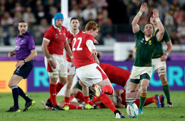 Wales out-half Patchell makes move to Super Rugby following release