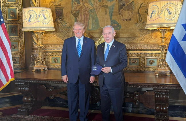 Benjamin Netanyahu meets grinning Donald Trump while holding 'Total ...