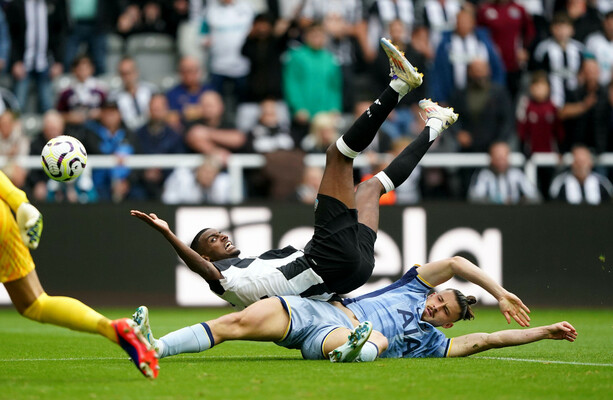 Isak snatches late Newcastle win over Spurs as Palace earn Chelsea draw
