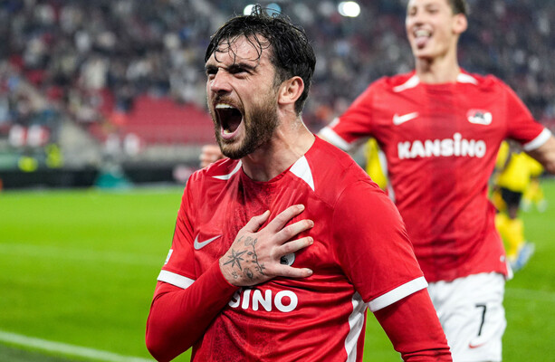 Troy Parrott scores dramatic penalty to give AZ edge in five-goal ...