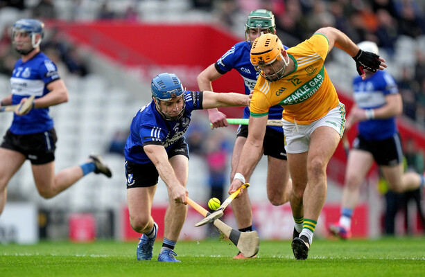 Late burst sees Sarsfields defeat Feakle to reach Munster hurling final