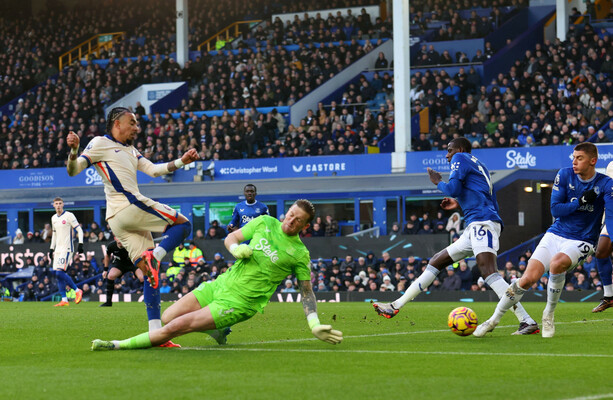 Chelsea miss out on top spot after being held at Everton, winning start ...