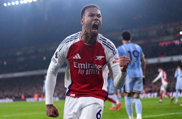 Arsenal beat Tottenham to move within 4 points of Liverpool · The 42