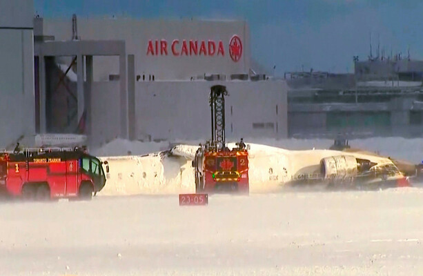 Crash landing: Seventeen injured as Delta jet flips upside down at ...