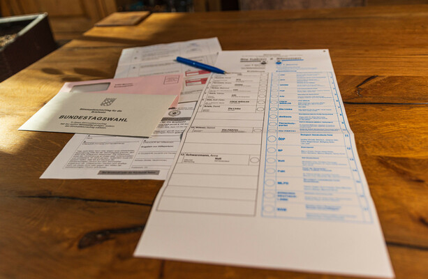 Debunked: Videos showing ballots being shredded after German election ...