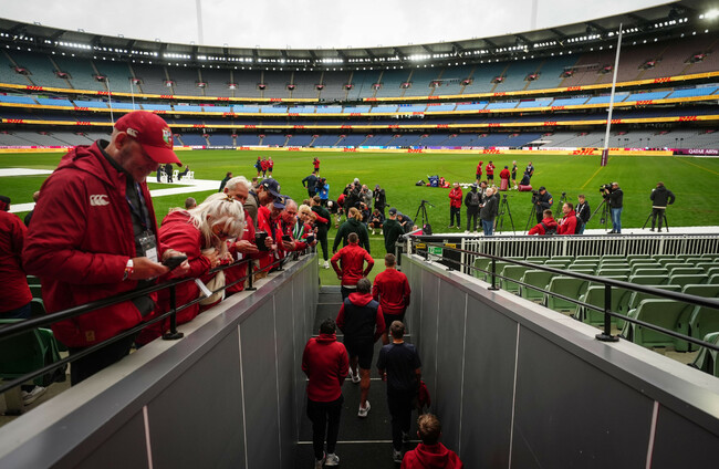 'We're expecting a war' - Martin Johnson hands out Lions jerseys