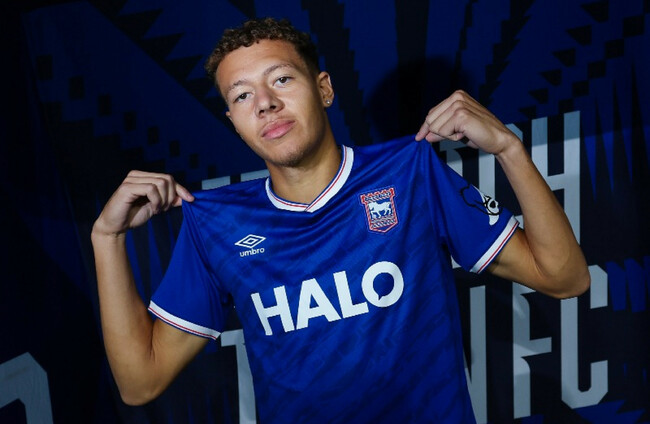 Republic of Ireland international Kasey McAteer joins Ipswich from ...