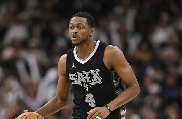 Fox shines in season debut as Spurs down Pelicans, Hawks humble Lakers