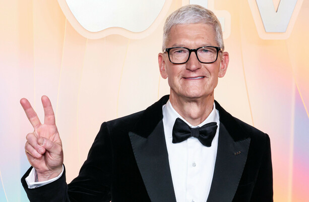 Apple CEO Tim Cook to step down in September as tech giant names his ...