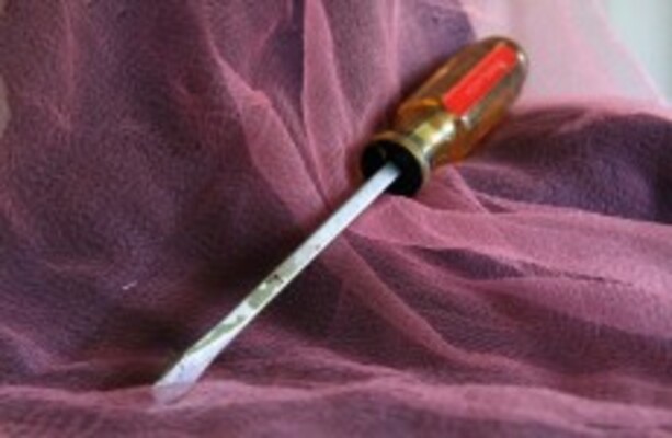 Man with screwdriver in forehead 'smoked cigarette', then called help