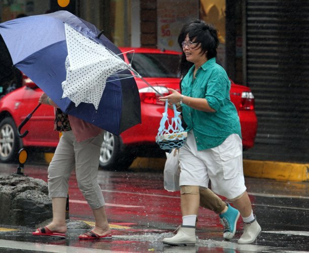 Hundreds of thousands evacuated as typhoon hits China coast