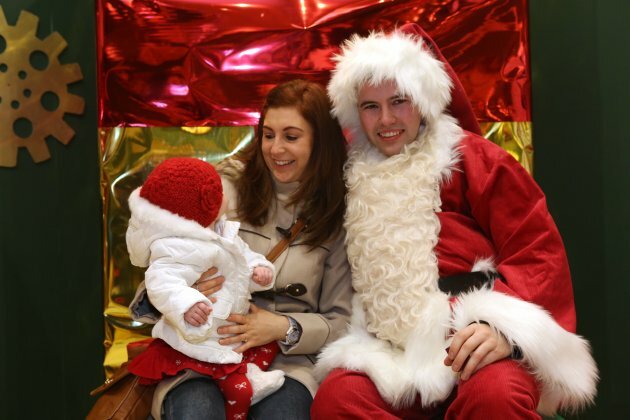Mommy's Kissing Santa Claus Picture of the Day · TheJournal.ie