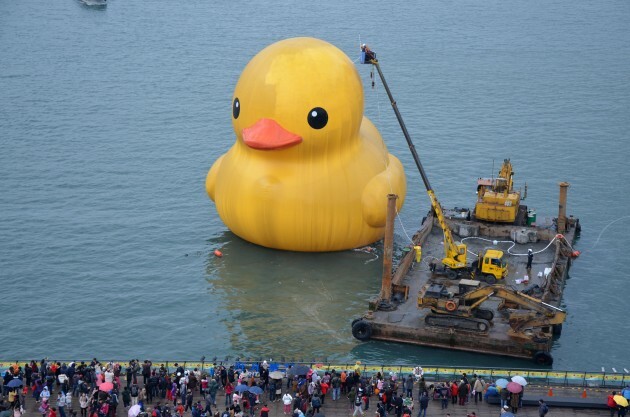 Watch the moment a giant rubber duck burst horribly in Taiwan