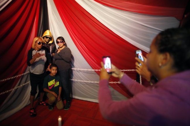 Dead Puerto Rico boxer posed standing in the ring as mourners pay respects