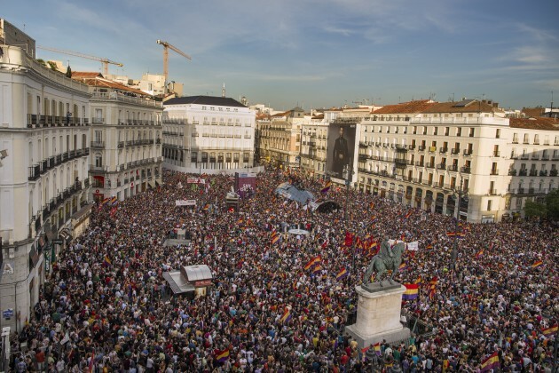 "No more kings!" - Huge crowds gather to protest against the monarchy ...