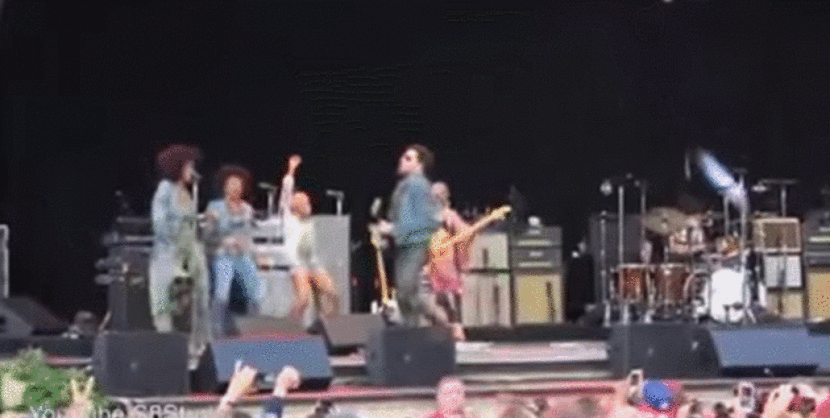 Lenny Kravitz S Trousers Split Open To Reveal His Lad On Stage Nsfw