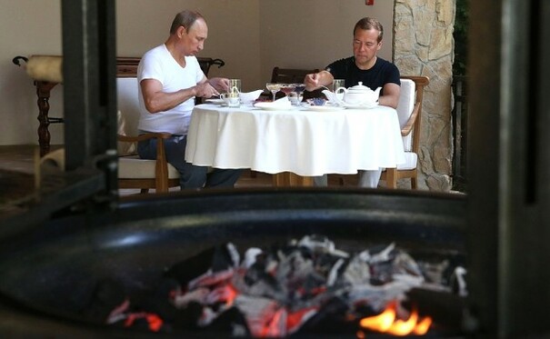 Putin hits the gym, brings along a professional photographer
