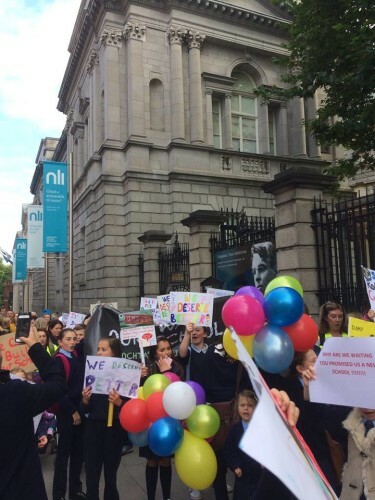 Over 500 parents and children protest at the Dáil over delayed school build